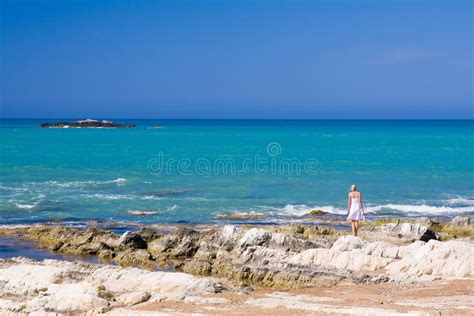 Plage exotique photo stock. Image du nuage, lumineux, île - 5848954