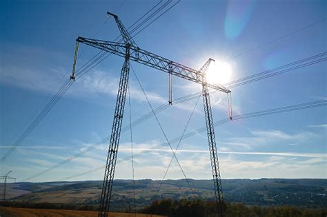 장거리 케이블 와이어를 통해 전기 에너지를 제공하는 고전압 전력선이 있는 강철 기둥 0명에 대한 스톡 사진 및 기타 이미지 0명 Performing Arts Event