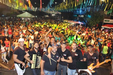 Camaforró troca alimentos por ingressos Bahia em Revista
