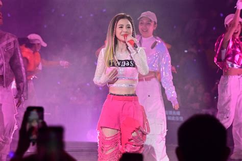 阿Sa蔡卓妍學生照翻Hit勁有初戀感重溫童年萌照 入行23年被封中女天花板 星島日報