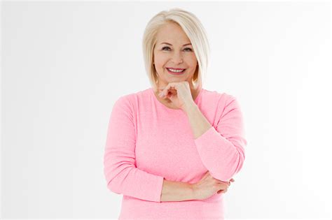 행복 하 게 아름 다운 초상화 중년 금발 여자를 닫습니다 복사 공간이 있는 흰색 배경에 격리된 중년의 건강한 여성 폐경기와 건강 관리 성숙한 아가씨 주름진 얼굴 접힌 손