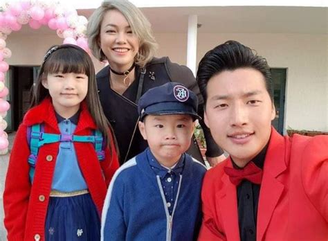 Загвар өмсөгч ЭЭнхболдын жаргалтай гэр бүл · Dorgiomn