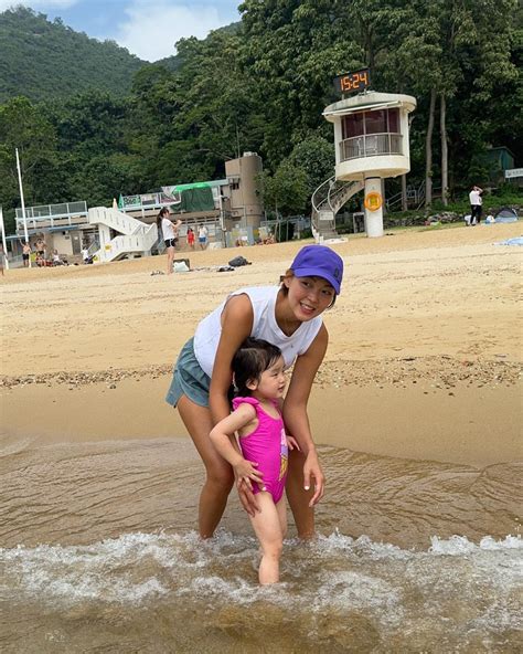 洪永城8月大女兒突眼貼紗布 梁諾妍驚揭愛女生瘤或會影響視線 星島日報