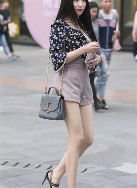 街拍高腰短裙穿出长腿细腰一半是调皮可爱一半是妩媚优雅