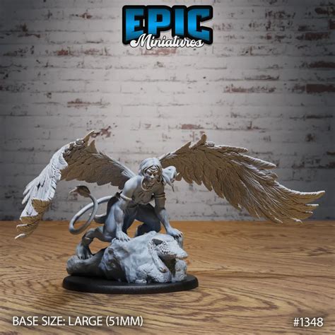 Gynosphinx Lurking Large