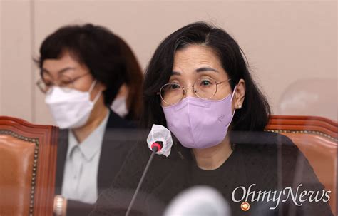 김현숙 여성가족부 장관이 16일 오전 서울 여의도 국회 오마이포토