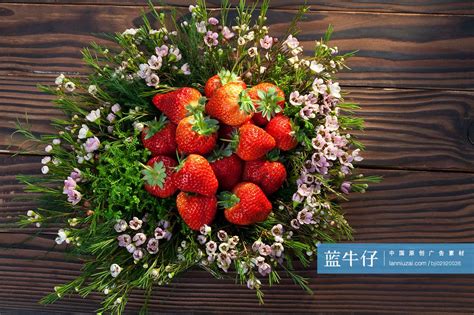 草丛中的草莓 蓝牛仔影像 中国原创广告影像素材