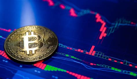 암호 화폐 황금 동전 금 비트코인이 무너지고 있습니다 Cryptocurrency 시장 위기 및 Defocused 차트 배경의