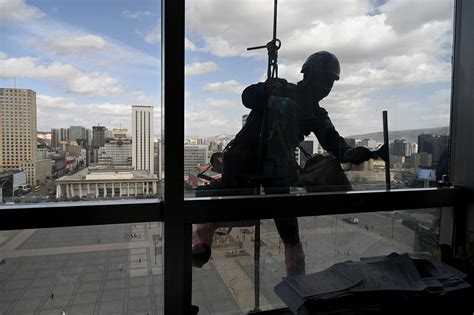 Айл өрх албан байгууллага бүр орчны 50 м талбайгаа цэвэрлэн СӨХ дыг хаврын их цэвэрлэгээнд