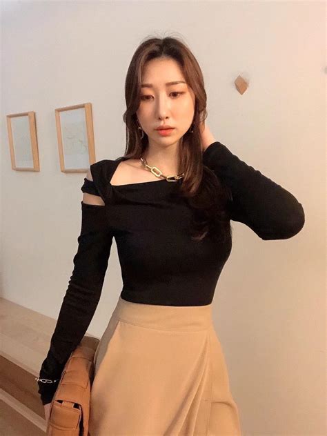 Ohoney韓國 特色肩扭轉t 小性感 ️ 直播時間 晚上900 大家千萬別錯過😘鎖定奇摩 蝦皮