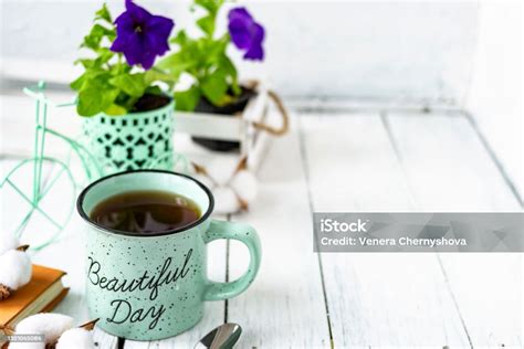 흐릿한 배경 전면 흐림이있는 나무 흰색 테이블에 차 한 잔을 클로즈업합니다 꽃 책 작은 술 면 상자와 정물 봄 아침 식사 공간을 복사합니다 0명에 대한 스톡 사진 및 기타