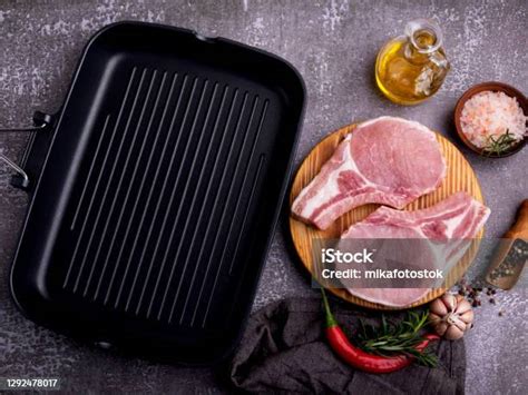 신선한 생 고기 돼지 고기 쇠고기 보드에 뼈에 다진 향신료 그릴 팬 고기에 대한 스톡 사진 및 기타 이미지 고기 굽기 도마 요리 도구 Istock