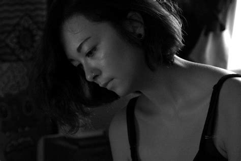 무료 이미지 사람 검정색과 흰색 소녀 화이트 사진술 초상화 모델 어둠 검은 단색화 눈 아름다움 감정