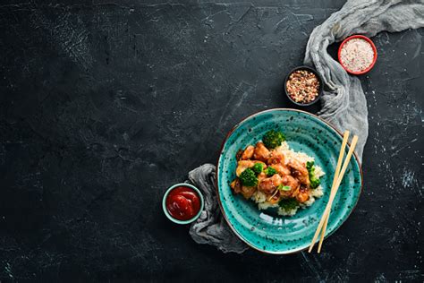 닭고기와 브로콜리를 곁들인 쌀 태국 요리 접시에 평면도 텍스트를 위한 여유 공간 소박한 스타일 고기에 대한 스톡 사진 및 기타