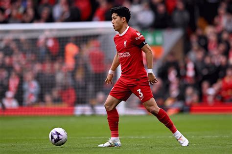 「交代ってまじ」 遠藤航ハーフタイムout…クロップ交代策に衝撃「仕方ない」 フットボールゾーン