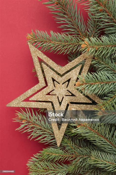 전나무 가지로 만든 크리스마스 프레임 빨간 배경에 황금 장식 별 세로 사진 0명에 대한 스톡 사진 및 기타 이미지 0명 12월 겨울 Istock