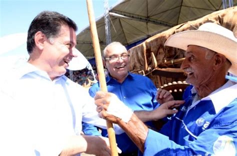Marconi Perillo prestigia tradicional desfile de carros de boi em Trindade Jornal Opção