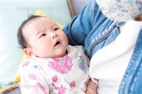 抱っこされている生まれたばかりの赤ちゃんの写真素材 178244240 イメージマート