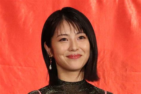 浜辺美波、「ッホ」＆「ゴッホ」パーカ姿にファンくぎ付け「かわいい～」「座り方も好き」 Encount