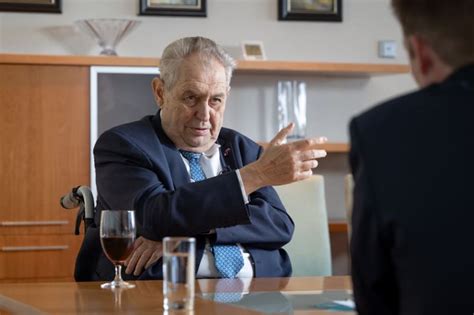 Miloš Zeman Je V Nemocnici Rodina Chystá Vyjádření K Jeho Stavu Cnn
