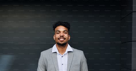 검은 배경을 배경으로 도시의 야외에 서서 카메라를 바라보는 젊은 남자 학생의 초상화 사진 Unsplash의 슬로바키아 이미지