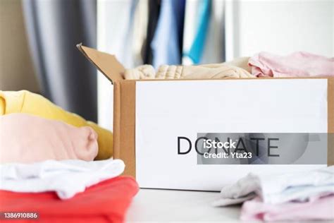 기부금과 자선 노숙자를 위한 상자에 있는 옷 가난한 인도주의적 원조 가정 생활에 대한 스톡 사진 및 기타 이미지 가정 생활 공동체 보살핌 Istock