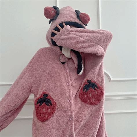 달콤한 딸기 극세사 캐릭터 후드 원피스 잠옷 에이블리