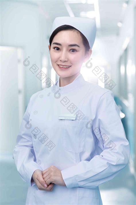 年轻的女护士在医院走廊 包图企业站