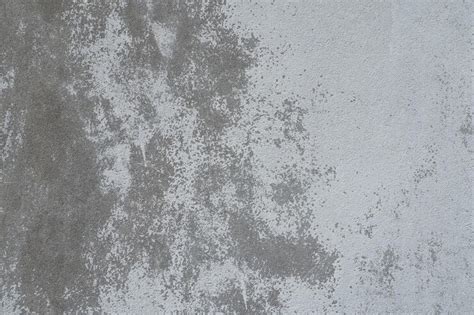 회반죽된 벽 질감 화이트워시 표면 추상적인 배경 복고풍 벽 구조 질감 콘크리트 벽에 균열 및 범프 수성 페인트로 고르지 않은