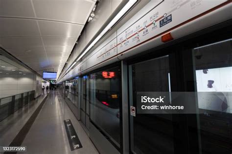 Mtr Tuen Ma Line ไปยังสถานี Kwa Wan ในเกาลูน ฮ่องกง ภาพสต็อก ดาวน์