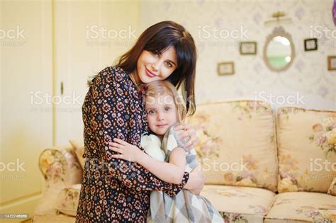 엄마와 어린 소녀는 부드럽게 포옹합니다 모성애와 보살핌 2명에 대한 스톡 사진 및 기타 이미지 2명 가족 개념 Istock