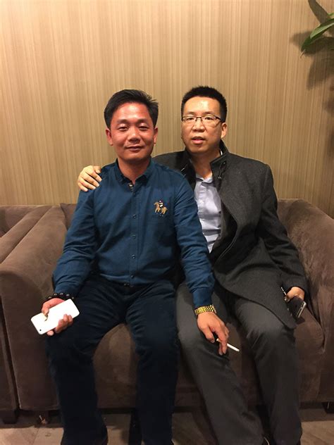 董事长与国家开发银行办公室主任郑杰右合影 广西郑氏辉煌投资集团