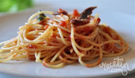 Espaguetis con salsa de tomate y anchoas Receta Comida étnica Espaguetis Salsa de tomate