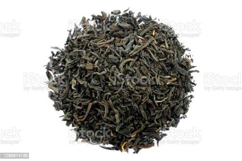 마른 홍차잎은 흰색 배경 상단 보기에 고립 되어 있습니다 검은 차 더미는 흰색 배경에 고립 된 잎 클로즈업 상단 보기 흰색 배경에 홍차의 마른 잎 상단 보기 떠남에 대한