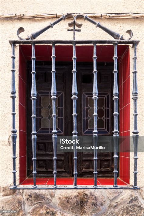 오래 된 창 유리와 나무 색과 단 철 바 절반 그려진 반 돌 벽에 둥근된 모양에 의해 보호 0명에 대한 스톡 사진 및 기타 이미지 0명 강철 건축 Istock