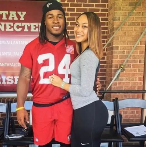 Devonta Freeman Dating Status Now Who Is Falcons Rb Girlfriend