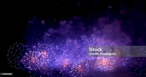 보라색 불꽃 놀이는 기념일 해피 새해 2023 7 월 휴일 축제의 4 일을 축하합니다 야간에는 보라색 불꽃 놀이가 국경일을