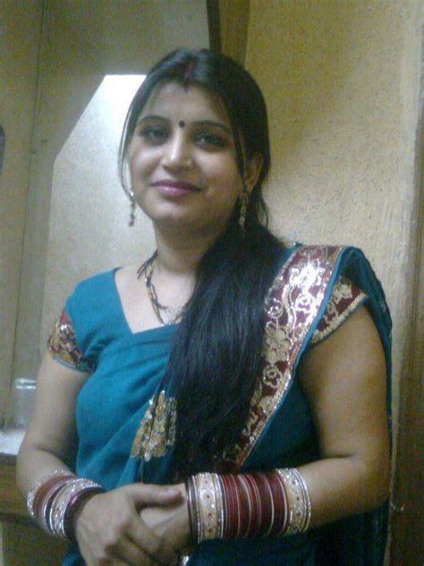 Hot Hot Indian Aunty In Saree Pictures