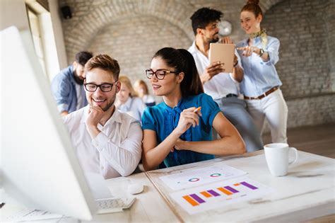 사무실에서 비즈니스 프로젝트에 종사하는 창조적 인 비즈니스 사람들 개념에 대한 스톡 사진 및 기타 이미지 개념 계획 교육