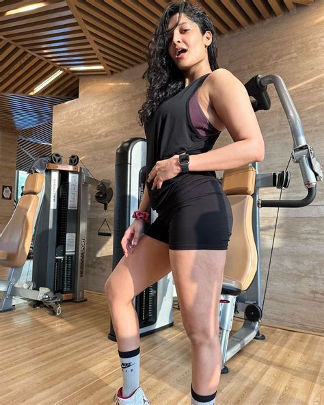 ritika singh new r thighzone