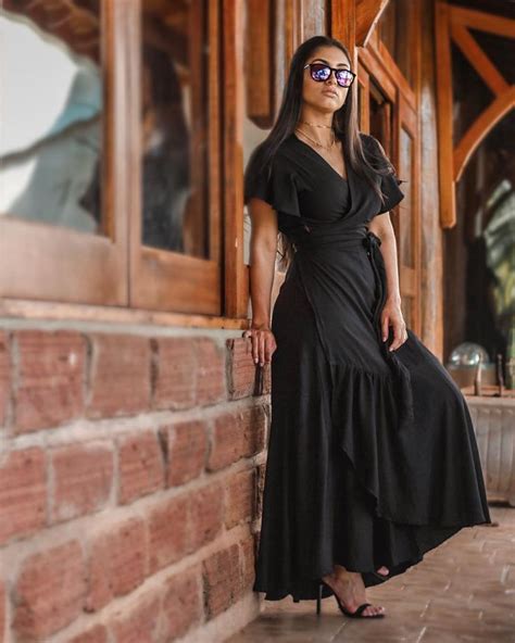 A imagem pode conter pessoa em pé Moda Moda feminina Feminino