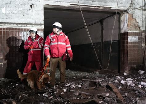 Появились фото с места попадания по гражданским зданиям в центре