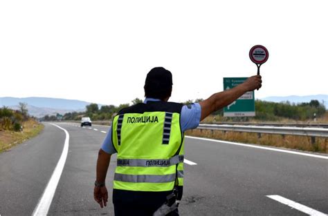 Возачи без дозвола и со технички неисправни возила превезувале ученици за 4 часа МВР откри 47