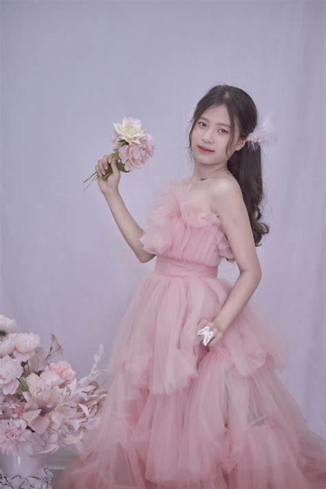 꽃을 들고 있는 분홍색 드레스를 입은 여자 사진 Unsplash의 무료 꽃 이미지