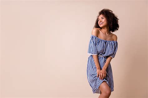 사려 깊은 반짝이는 숙녀가 줄무늬 복장을 입고 빈 공간을 고립 된 베이지 색 배경으로 바라보는 사진 20 24세에 대한 스톡 사진 및 기타 이미지 Istock