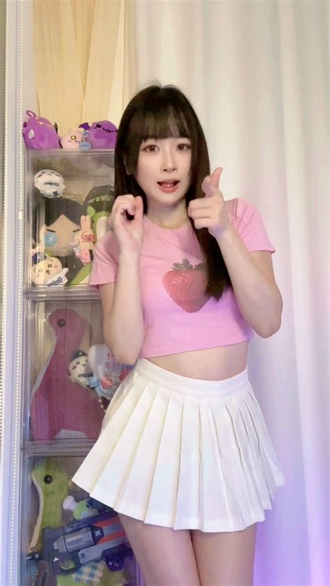 薇薇 Weiwei 薇薇 Weiwei Added A New Photo — With Neinei 寧寧