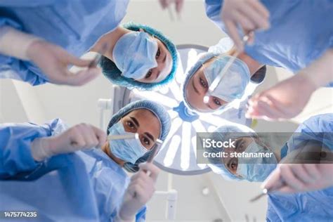 외과 의사는 수술 전에 환자의 위에 서 수술 극장에서 환자에 수술을 수행하는 다민족 의료 종사자 4 명에 대한 스톡 사진 및 기타 이미지 Istock