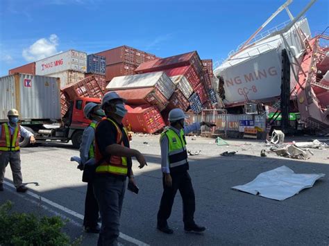 影／高雄港碼頭遭撞起重機倒塌 高市府到場了解 要聞 Nownews今日新聞