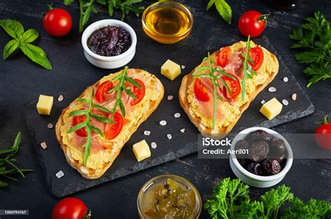 치킨 릴렛 자몬 허브를 곁들인 브루스케타 구이 치킨 파테와 다른 전채와 맛있는 토스트 0명에 대한 스톡 사진 및 기타 이미지