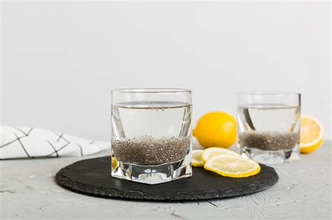 테이블 배경에 치아 씨앗과 레몬 채식 음식 식이 요법 및 건강 개념으로 건강한 아침 식사 또는 아침 레몬을 곁들인 치아 푸딩 0